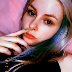 Explore the Exclusive World of Sam - The Top Mirror Selfie Model